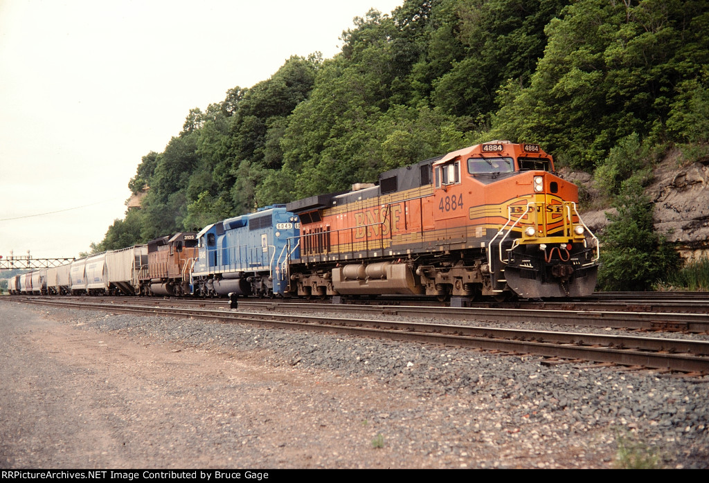 BNSF 4884
